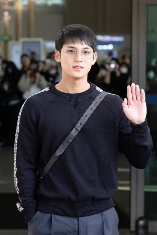 SEVENTEEN : MINGYU s’envole pour le défilé Dior à Paris – France ...